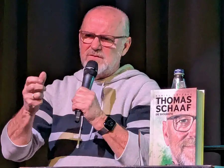 Fußball-Bundesliga: Werder-Legende Thomas Schaaf stellt Biografie in ...