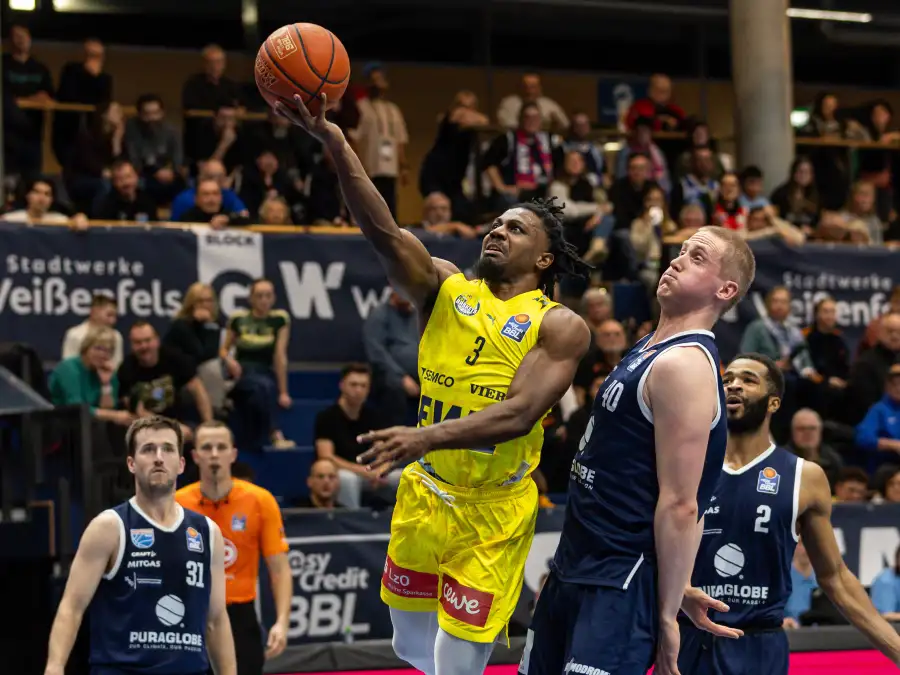 EWE Baskets Oldenburg siegen: Clemons entscheidet Basketball-Krimi in ...