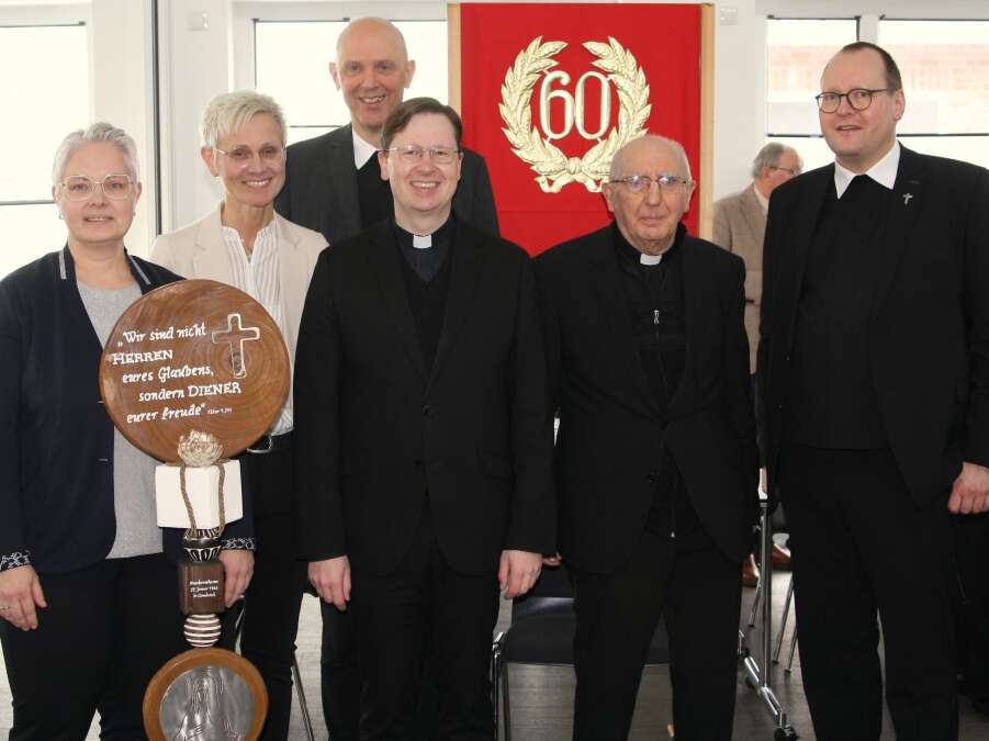 Diamantenes Priesterjubiläum gefeiert: Festmesse für Johannes Olliges ...