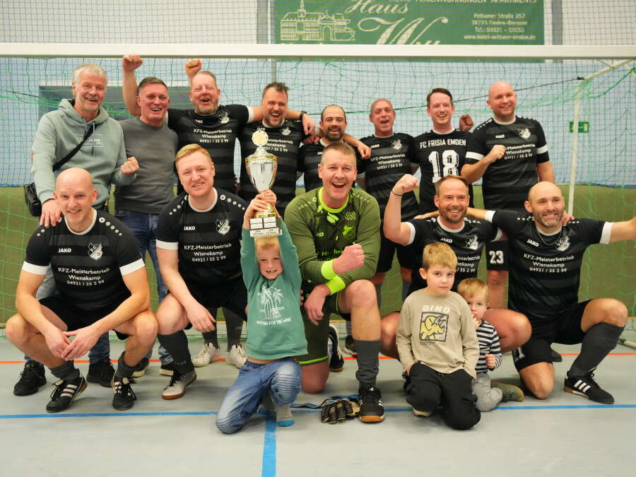 Alte-Herren-Turnier: Ungeschlagenes Team vom FC Frisia holt sich den ...