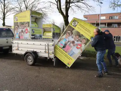 Altkleidercontainer in Barßel: Helfer von Pater Beda bauen Container ab