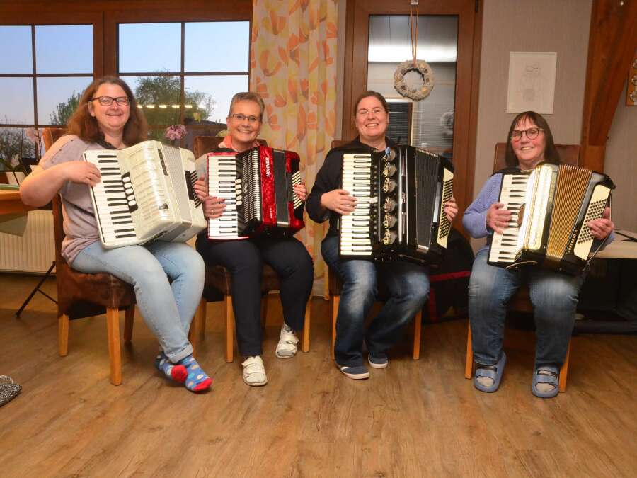 Musikgruppe in Berne: „Deichquetschen“ spielen seit 16 Jahren Akkordeon ...