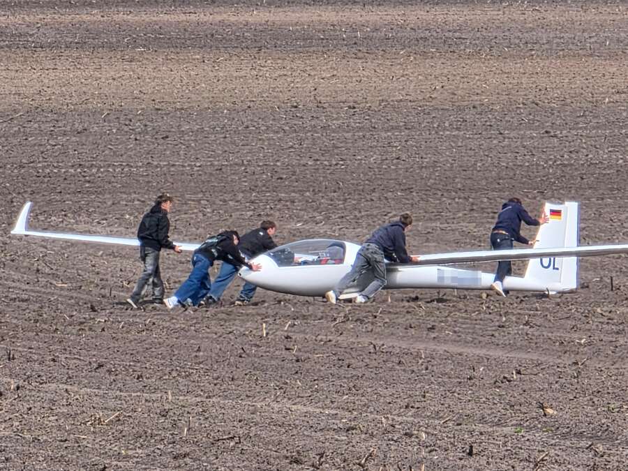 Segelflugzeug landet in Achternmeer: Thermik reißt ab – Pilot bringt ...