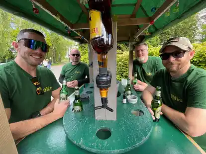 Vatertag im Jeverland: Mit Bier und Beats und Bollerwagen unterwegs