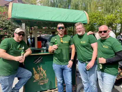Vatertag im Jeverland: Mit Bier und Beats und Bollerwagen unterwegs