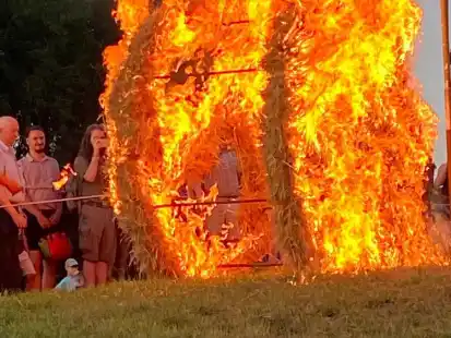 Sonnenwendfeier in Conneforde: Heimatverein lädt zum Fest mit Feuer und ...