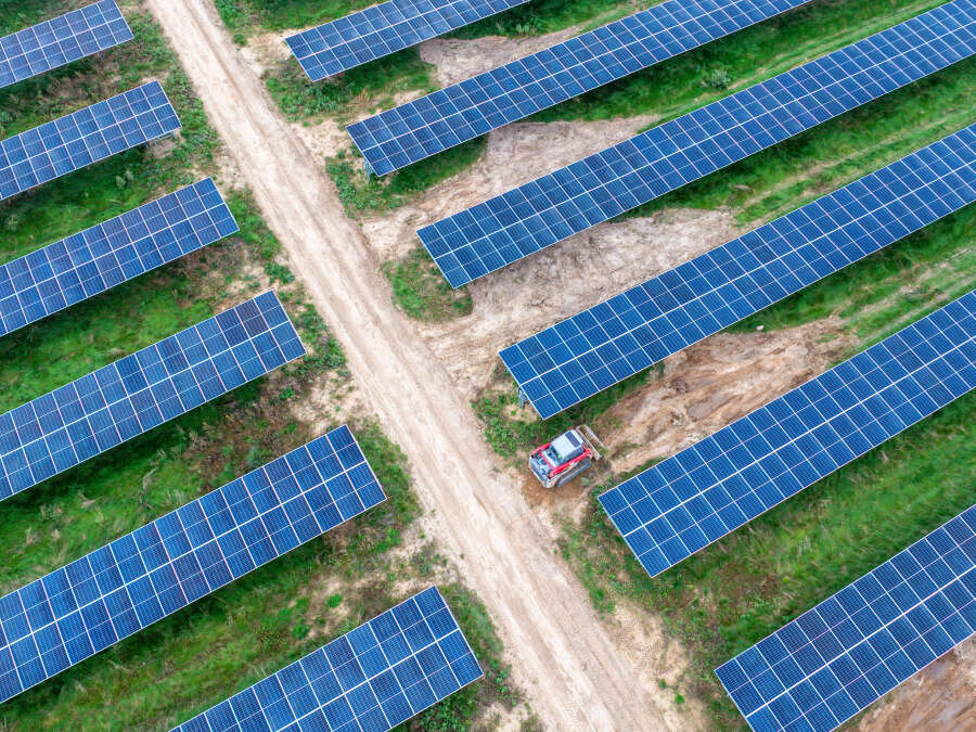 Agri-PV-Projekt in Brake: Gewerbegebiet und Rechenzentrum von Hochtief ...