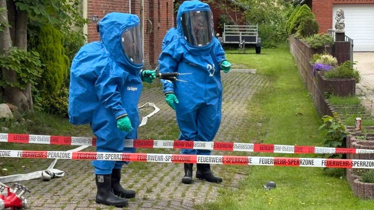 Großeinsatz der Feuerwehr in Hage: Unbekannte Flüssigkeit verletzt Bewohner