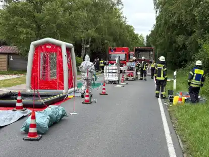 Großeinsatz der Feuerwehr in Hage: Unbekannte Flüssigkeit verletzt Bewohner