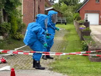 Großeinsatz der Feuerwehr in Hage: Unbekannte Flüssigkeit verletzt Bewohner
