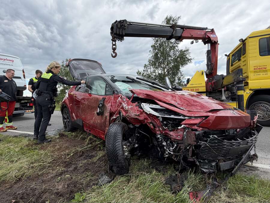 Schwerer Unfall in Ovelgönne: B 211 nach Zusammenstoß gesperrt