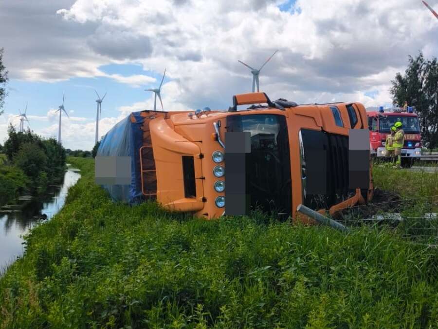 Unfall auf A31 bei Weener: Lkw-Fahrer schwer verletzt