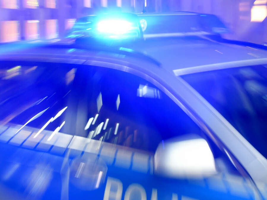 Unfall mit Auto in Jemgum: Fahrer kracht in Schaufenster von Edeka