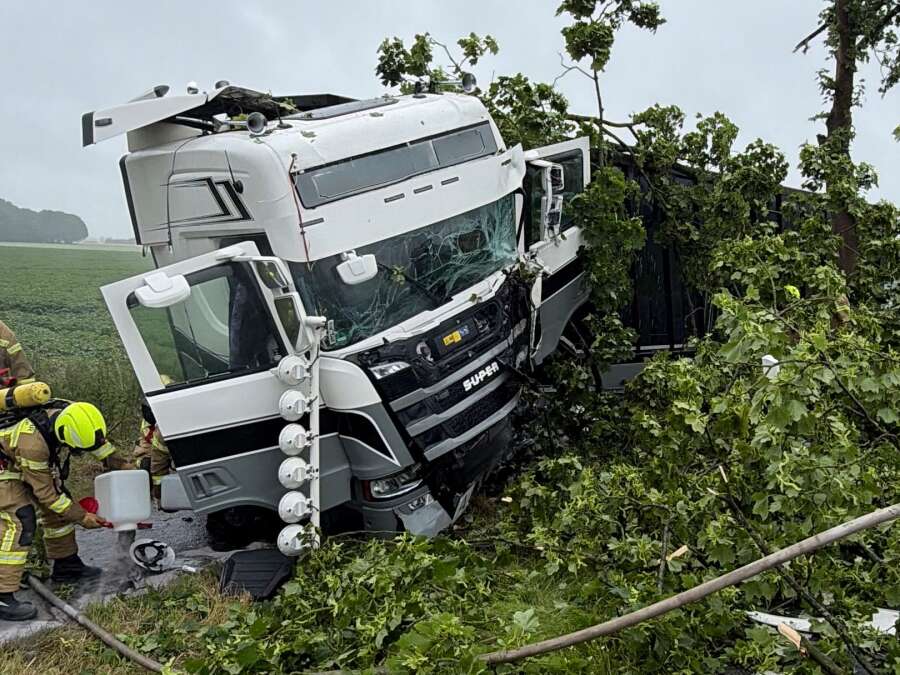 Unfall auf Landstraße bei Kleinenkneten-Wildeshausen: Lkw prallt gegen ...