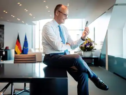 Kanzler Merz wünscht DFB-Team in Videoanruf viel Glück