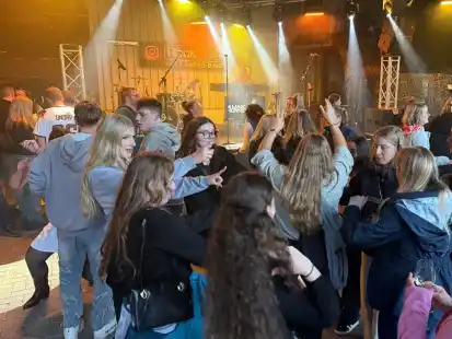 Feier auf Hof Weerda in Wilhelmshaven: „Dancing Cows“ trotzt dem Regen