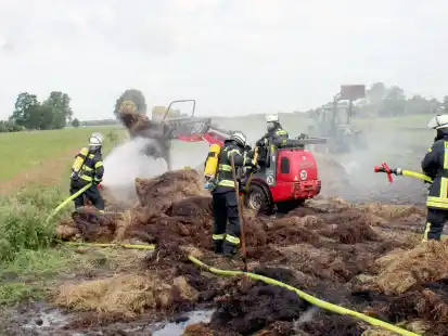 Feuerwehr-Einsatz in Stapelmoorerheide: Heuballen am Osseweg in Brand ...
