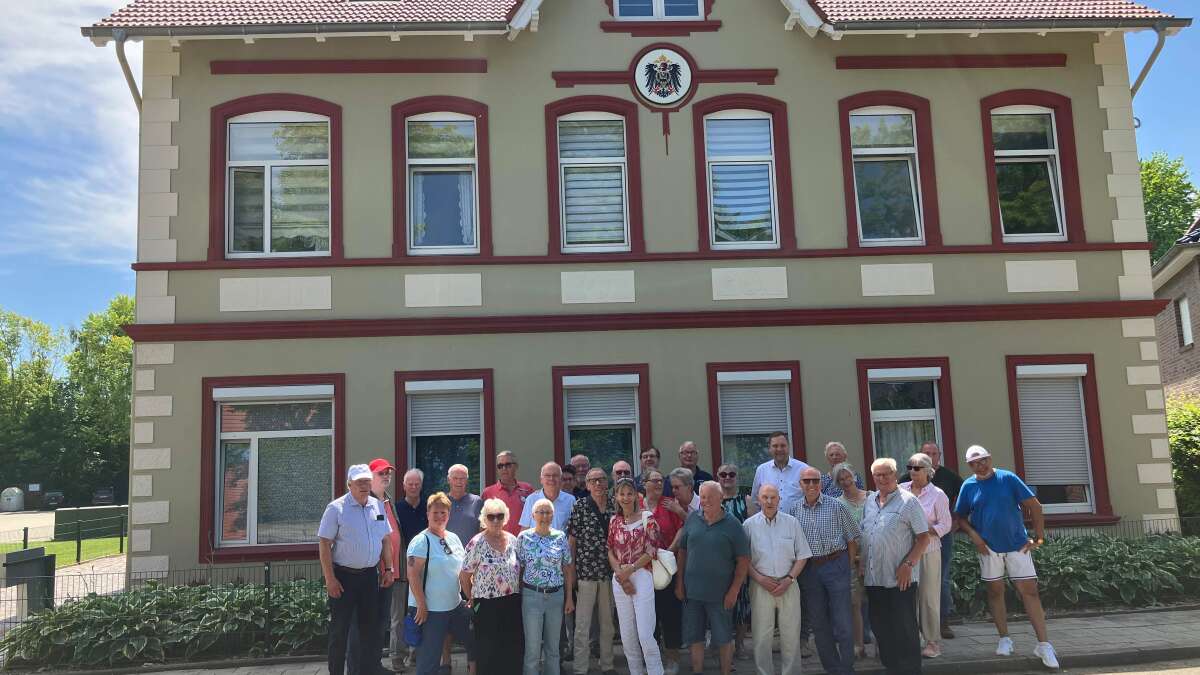 Rückkehr des Reichsadlers in Apen: Historisches Wappen wieder an alter Post